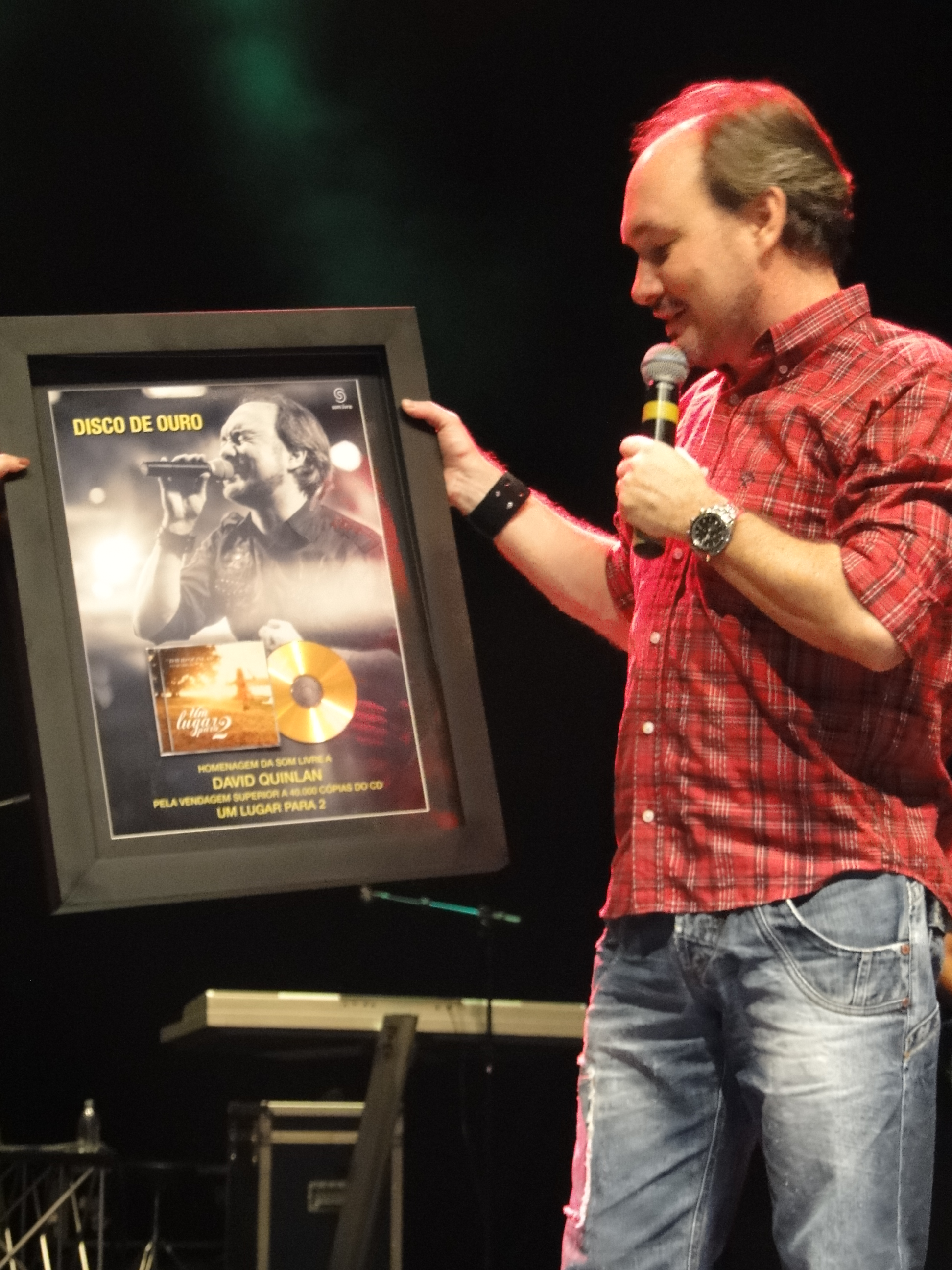 David Quinlan recebe disco de ouro durante festival de música na Gospel ...