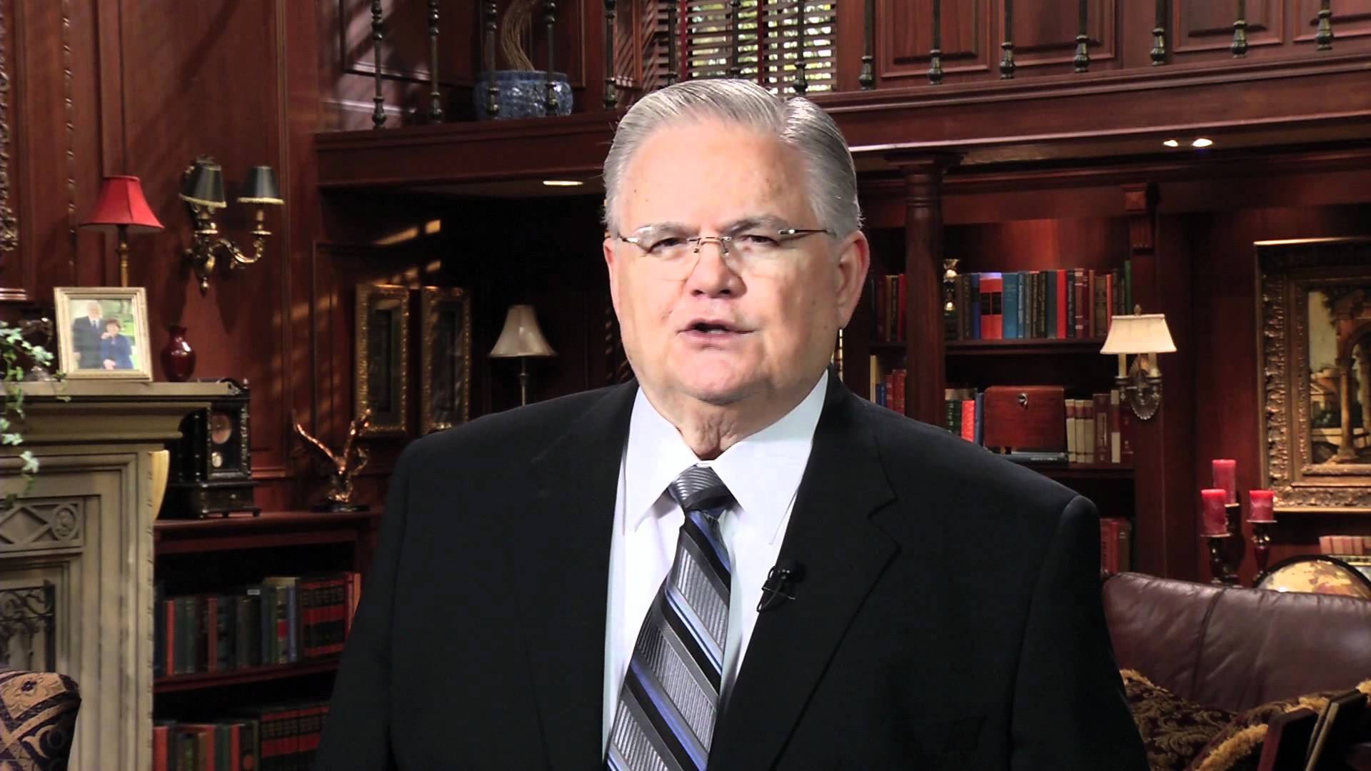 Pastor John Hagee cita acordo com o Irã e Luas de Sangue como sinais do ...