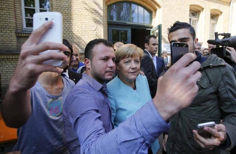 Angela Merkel diz que imigrantes podem ajudar Alemanha a aprender mais ...