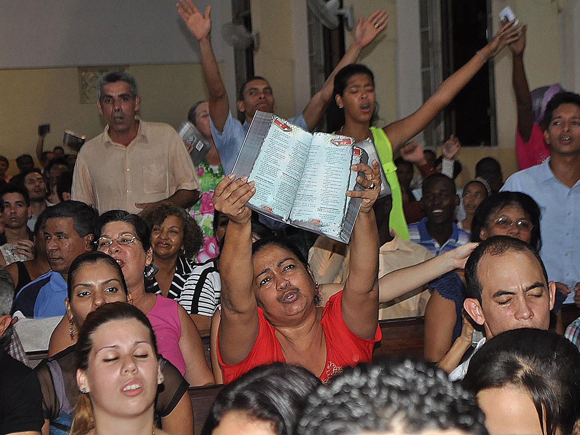 Os cristãos de Cuba seguram suas Bíblias como pedaços de ouro, conta ...