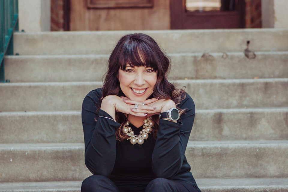 Ex-prostituta se rende a Cristo e prega para mulheres: “A graça de Deus ...