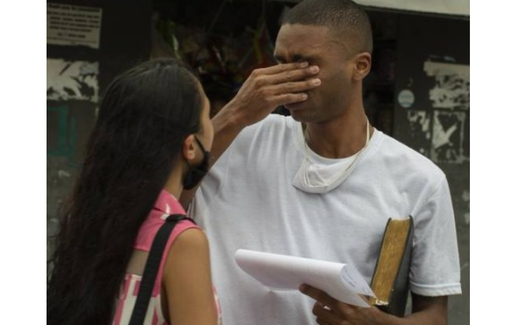 Após 55 dias preso injustamente, jovem é solto ao pedir ajuda a Deus ...