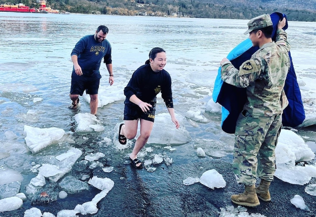 Militares são batizadas em lago congelado: "Não queria esperar para ...