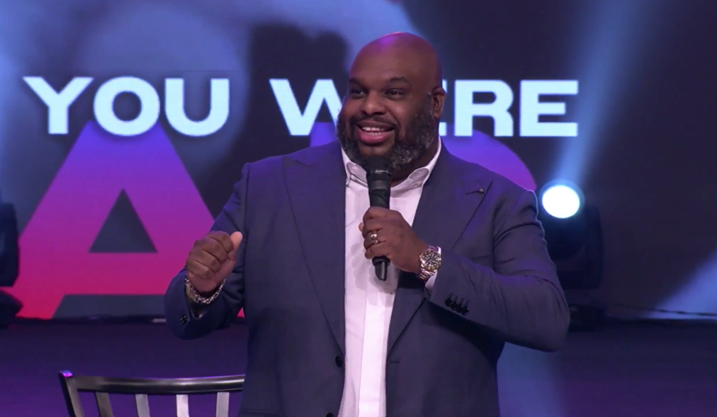 John Gray volta ao púlpito um mês após internação com risco de vida ...