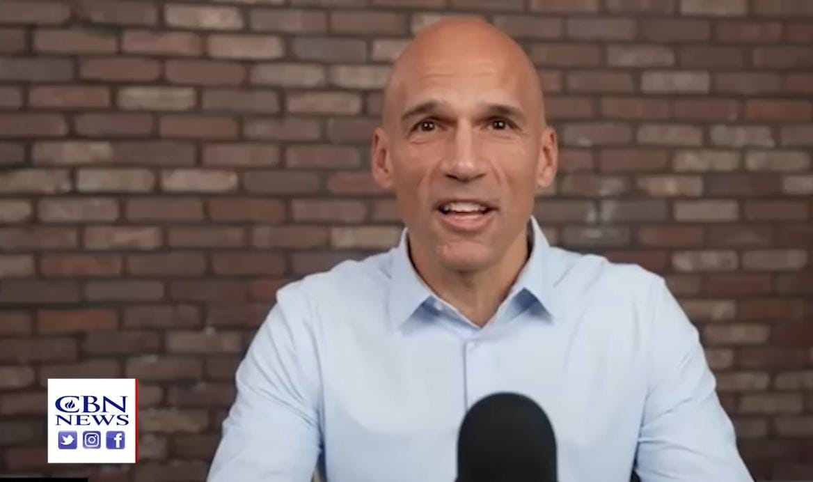 Ex-jogador que virou pastor leva torcedores a Jesus durante a Copa - Guiame