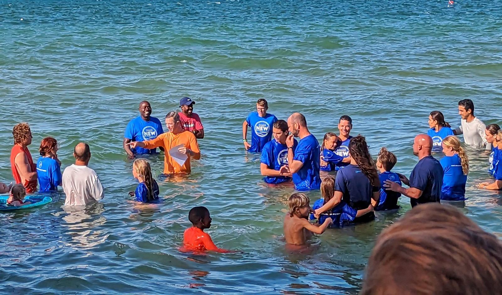 Centenas de pessoas são batizadas nos EUA: 'O avivamento está aqui ...
